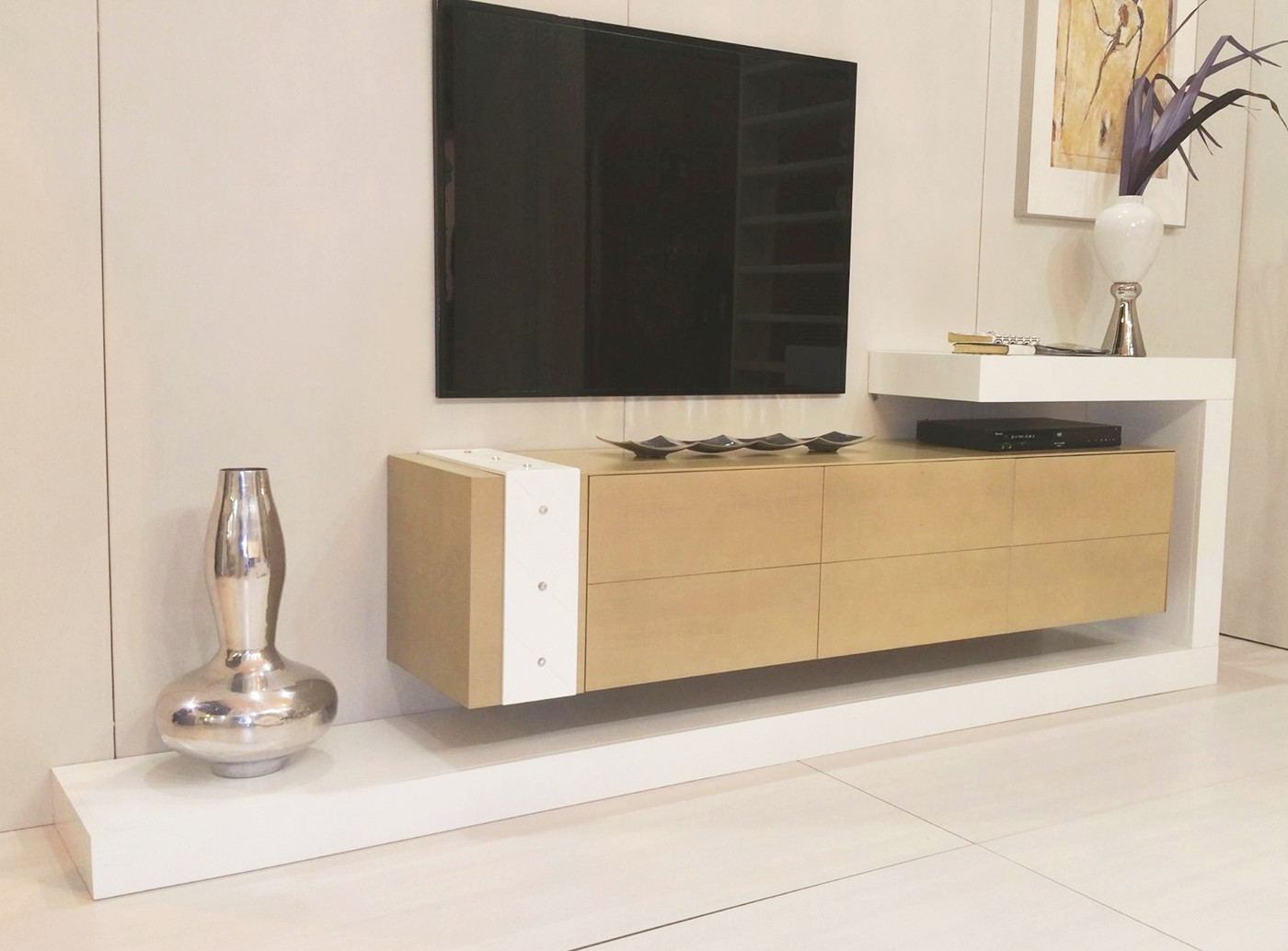 Mueble de diseño para televisión de plasma y con botellero lateral